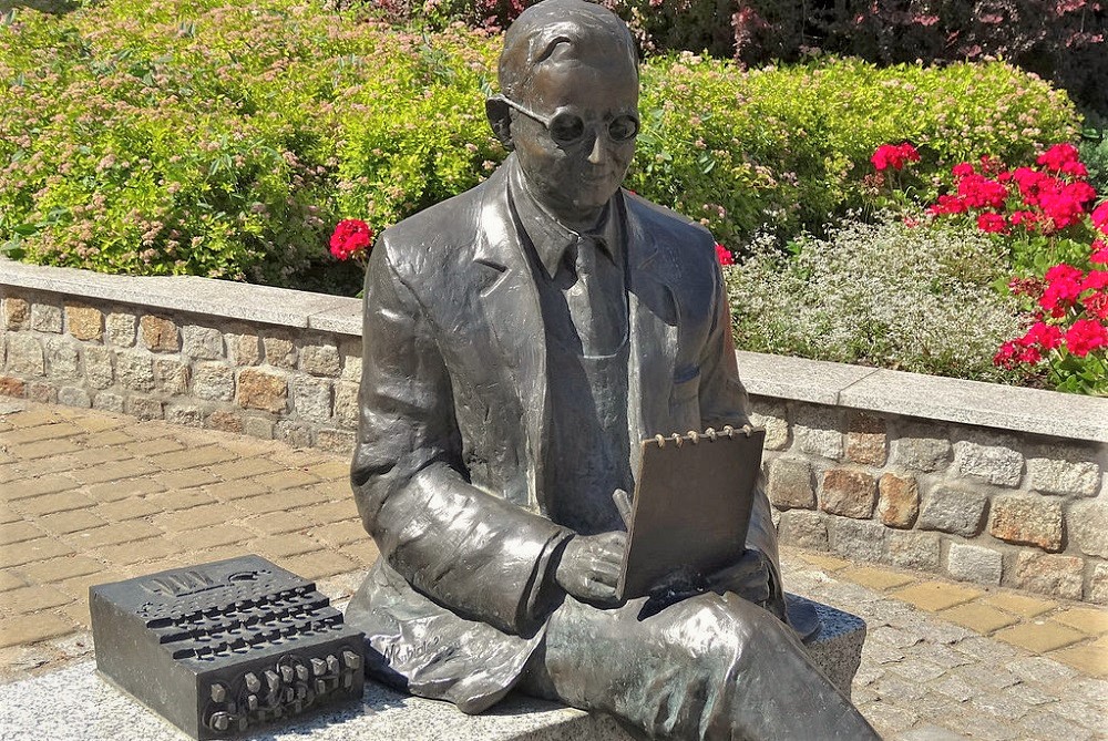 Kolejna dewastacja pomnika Mariana Rejewskiego - Marian Rejewski ...